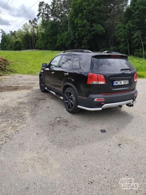 Black Kia Sorento 2011 in Kaunas, with an engine capacity of 2.20 L and mileage of 260 thousand km for 6800 €, photo 4 on AUTOMOTO.COM.LV