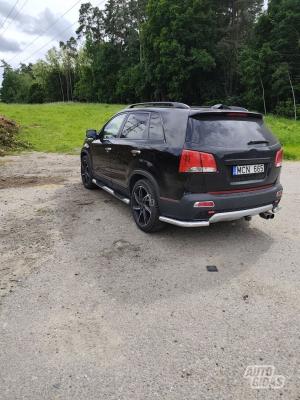 Black Kia Sorento 2011 in Kaunas, with an engine capacity of 2.20 L and mileage of 260 thousand km for 6800 €, photo 5 on AUTOMOTO.COM.LV