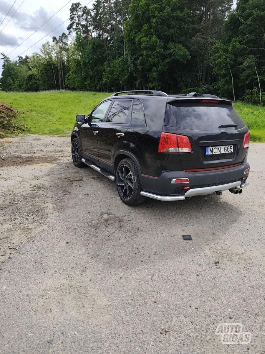 Black Kia Sorento 2011 in Kaunas, with an engine capacity of 2.20 L and mileage of 260 thousand km for 6800 €, photo 5 on AUTOMOTO.COM.LV