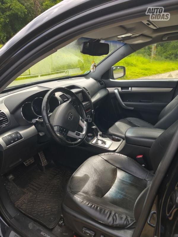 Black Kia Sorento 2011 in Kaunas, with an engine capacity of 2.20 L and mileage of 260 thousand km for 6800 €, photo 6 on AUTOMOTO.COM.LV