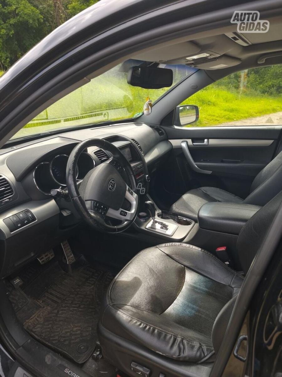 Black Kia Sorento 2011 in Kaunas, with an engine capacity of 2.20 L and mileage of 260 thousand km for 6800 €, photo 7 on AUTOMOTO.COM.LV