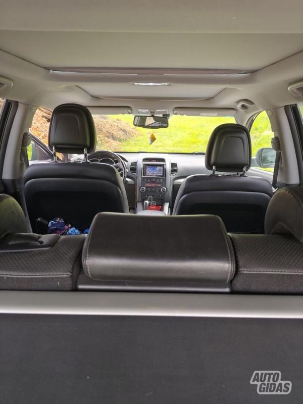 Black Kia Sorento 2011 in Kaunas, with an engine capacity of 2.20 L and mileage of 260 thousand km for 6800 €, photo 8 on AUTOMOTO.COM.LV