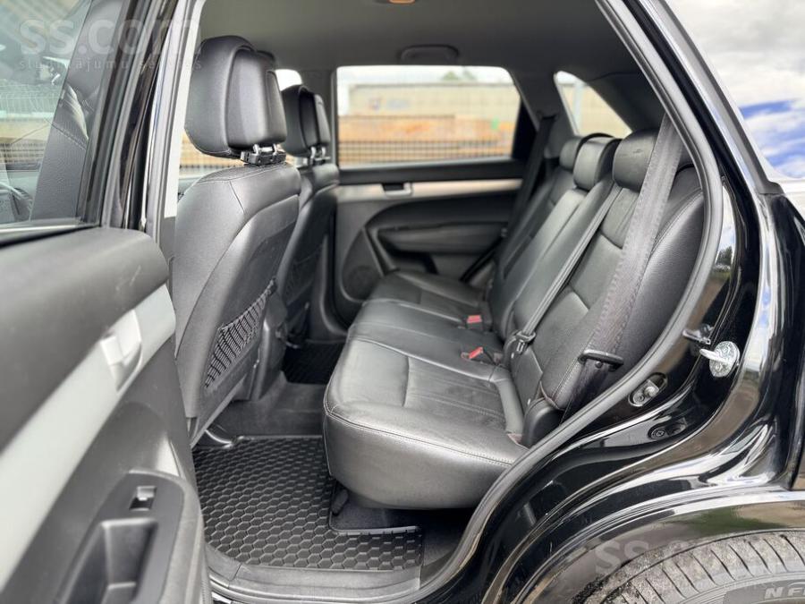 Melns Kia Sorento 2011 Rīga, ar dzinēja tilpumu 2.20 L un nobraukumu 197 tūkst. km par 8995 €, foto 9 vietnē AUTOMOTO.COM.LV
