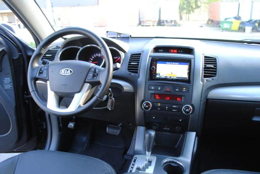 Melns Kia Sorento 2011 Rīga, ar dzinēja tilpumu 2.20 L un nobraukumu 238 tūkst. km par 5690 €, foto 16 vietnē AUTOMOTO.COM.LV