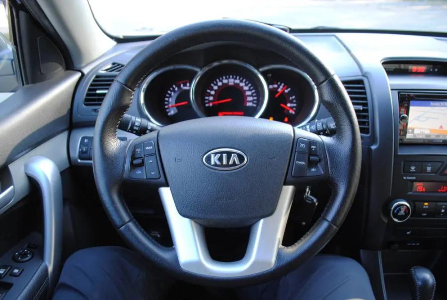 Melns Kia Sorento 2011 Rīga, ar dzinēja tilpumu 2.20 L un nobraukumu 238 tūkst. km par 5690 €, foto 23 vietnē AUTOMOTO.COM.LV