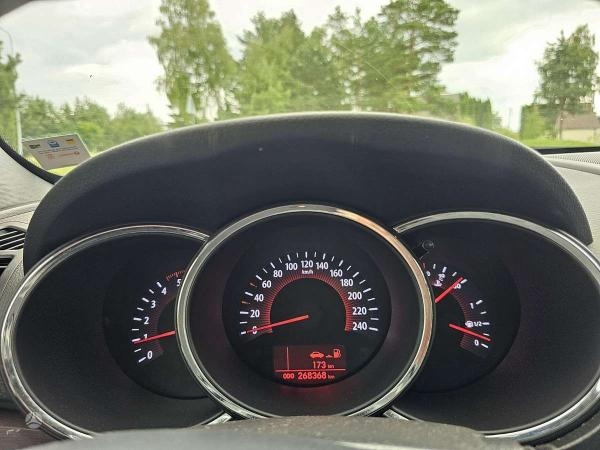 Black Kia Sorento 2011 in Utena, with an engine capacity of 2.20 L and mileage of 263 thousand km for 5950 €, photo 10 on AUTOMOTO.COM.LV