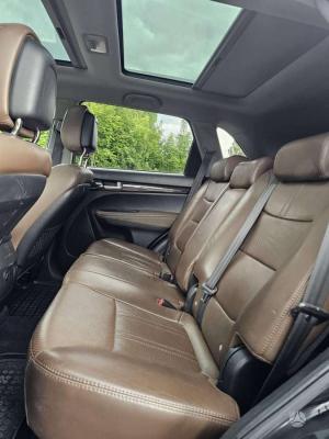 Black Kia Sorento 2011 in Utena, with an engine capacity of 2.20 L and mileage of 263 thousand km for 5950 €, photo 12 on AUTOMOTO.COM.LV