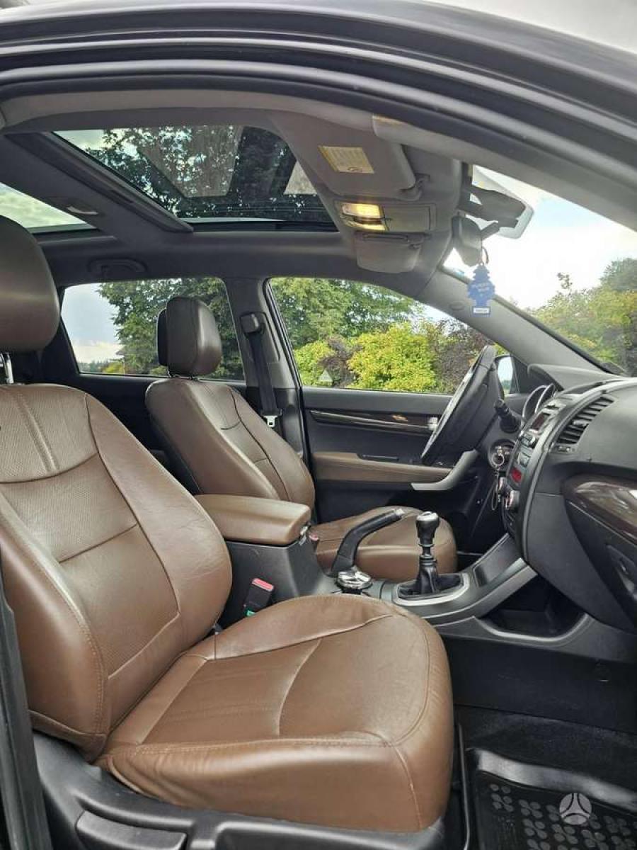 Black Kia Sorento 2011 in Utena, with an engine capacity of 2.20 L and mileage of 263 thousand km for 5950 €, photo 13 on AUTOMOTO.COM.LV