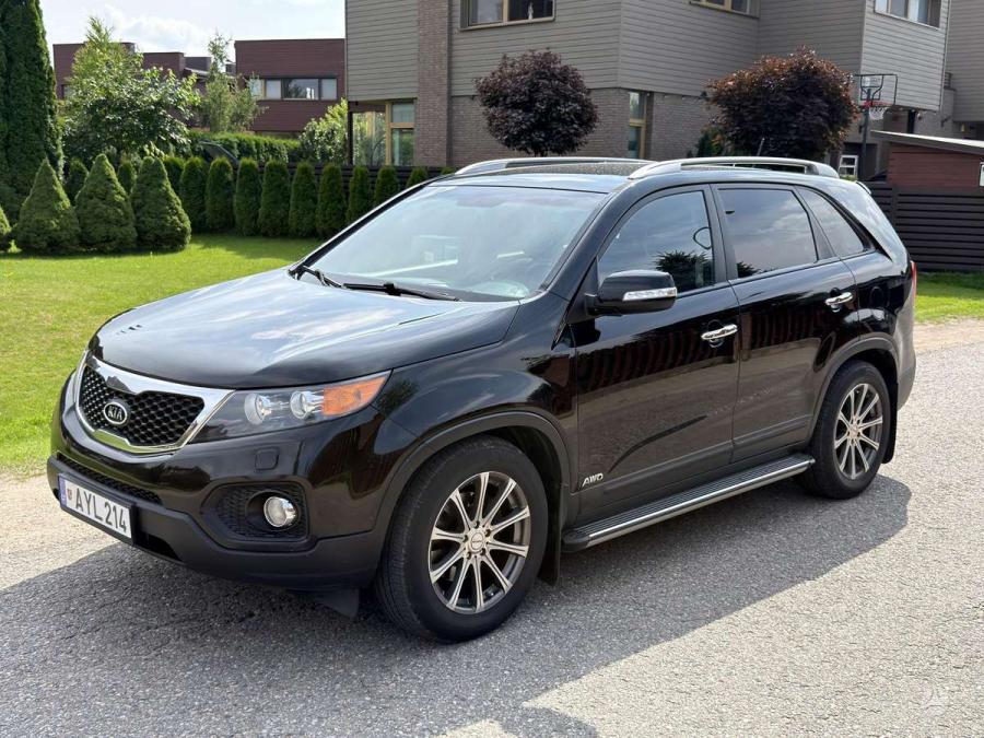 Black Kia Sorento 2011 in Vilnius, with an engine capacity of 2.20 L and mileage of 320 thousand km for 3800 €, photo 1 on AUTOMOTO.COM.LV