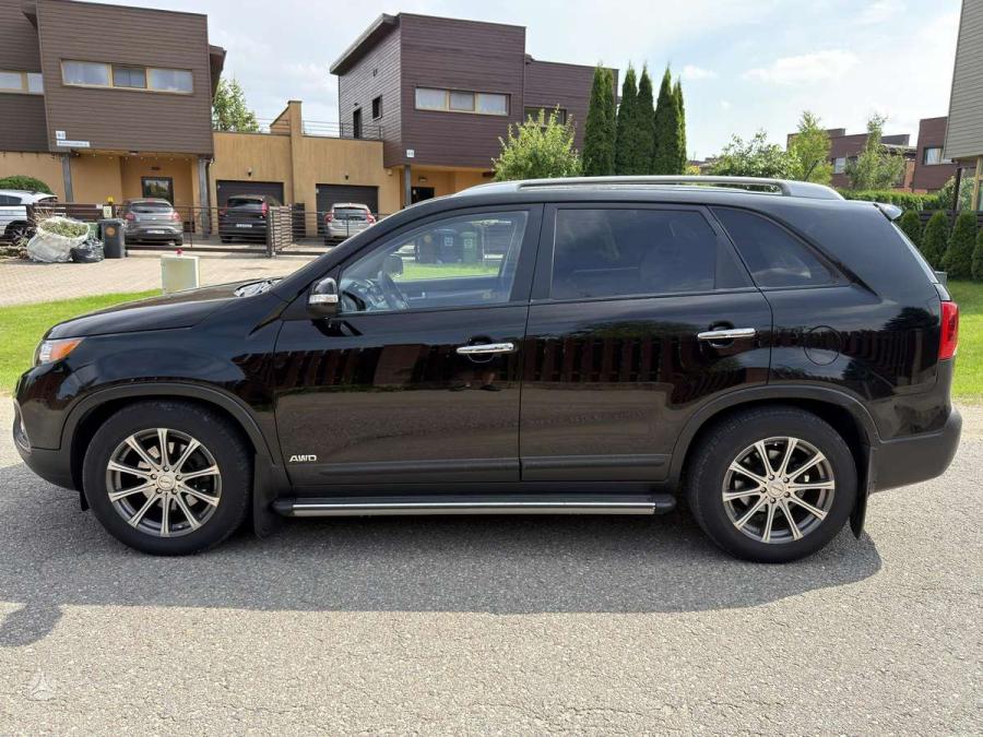 Black Kia Sorento 2011 in Vilnius, with an engine capacity of 2.20 L and mileage of 320 thousand km for 3800 €, photo 3 on AUTOMOTO.COM.LV