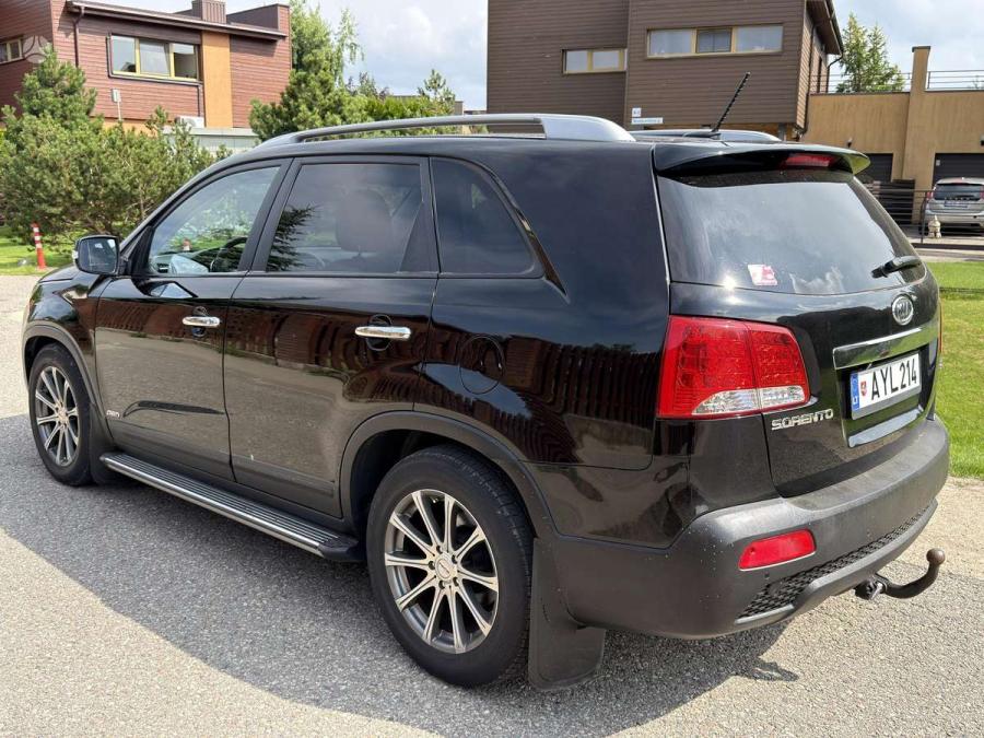 Black Kia Sorento 2011 in Vilnius, with an engine capacity of 2.20 L and mileage of 320 thousand km for 3800 €, photo 4 on AUTOMOTO.COM.LV