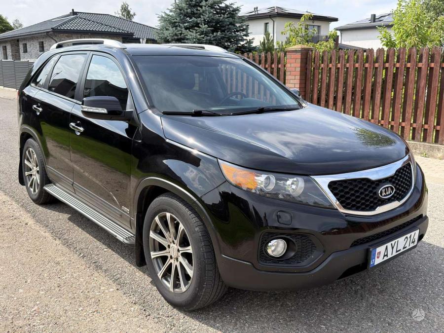 Black Kia Sorento 2011 in Vilnius, with an engine capacity of 2.20 L and mileage of 320 thousand km for 3800 €, photo 5 on AUTOMOTO.COM.LV