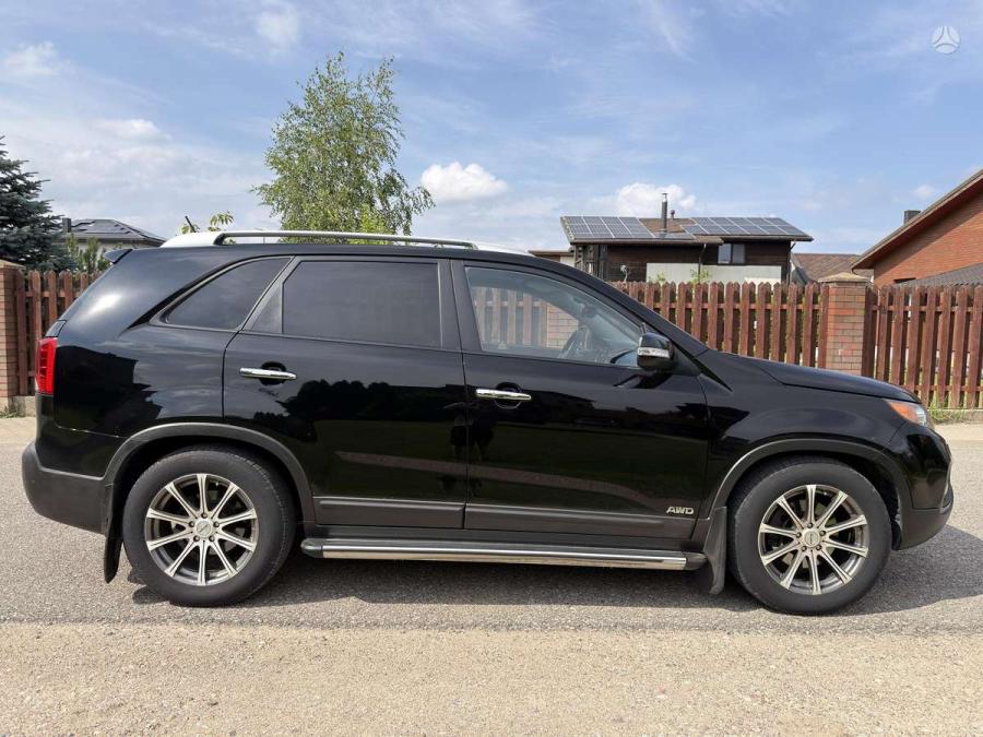 Black Kia Sorento 2011 in Vilnius, with an engine capacity of 2.20 L and mileage of 320 thousand km for 3800 €, photo 6 on AUTOMOTO.COM.LV