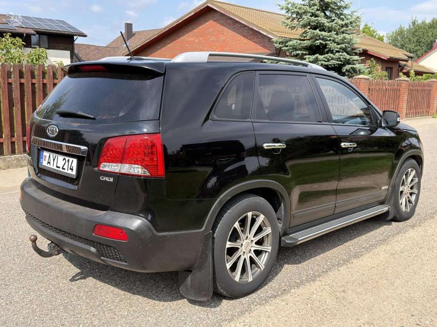 Black Kia Sorento 2011 in Vilnius, with an engine capacity of 2.20 L and mileage of 320 thousand km for 3800 €, photo 7 on AUTOMOTO.COM.LV