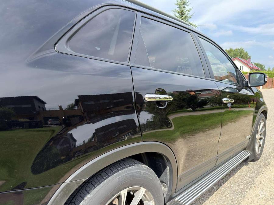 Black Kia Sorento 2011 in Vilnius, with an engine capacity of 2.20 L and mileage of 320 thousand km for 3800 €, photo 8 on AUTOMOTO.COM.LV