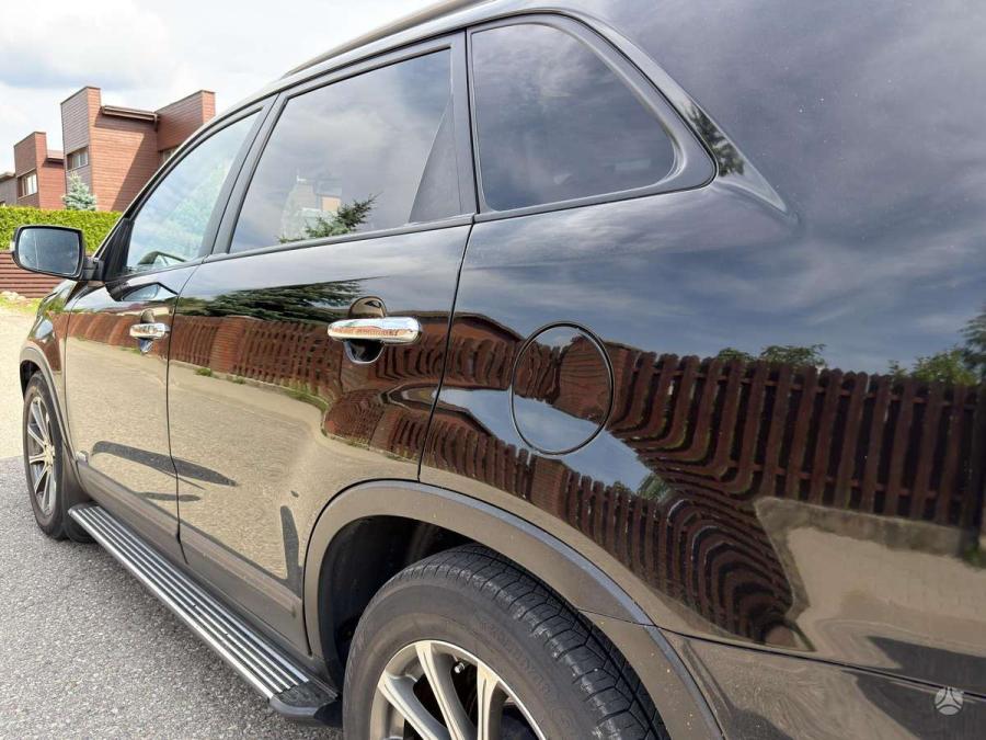 Black Kia Sorento 2011 in Vilnius, with an engine capacity of 2.20 L and mileage of 320 thousand km for 3800 €, photo 9 on AUTOMOTO.COM.LV
