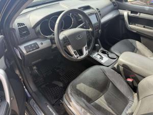 Black Kia Sorento 2011 in Vilnius, with an engine capacity of 2.20 L and mileage of 320 thousand km for 3800 €, photo 22 on AUTOMOTO.COM.LV