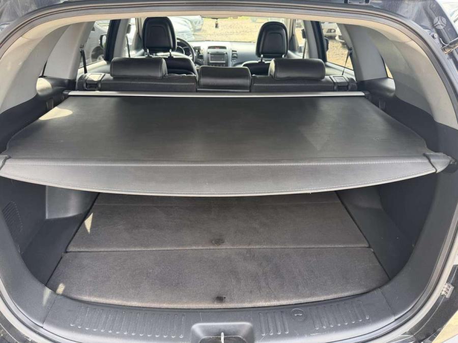 Black Kia Sorento 2011 in Vilnius, with an engine capacity of 2.20 L and mileage of 320 thousand km for 3800 €, photo 26 on AUTOMOTO.COM.LV