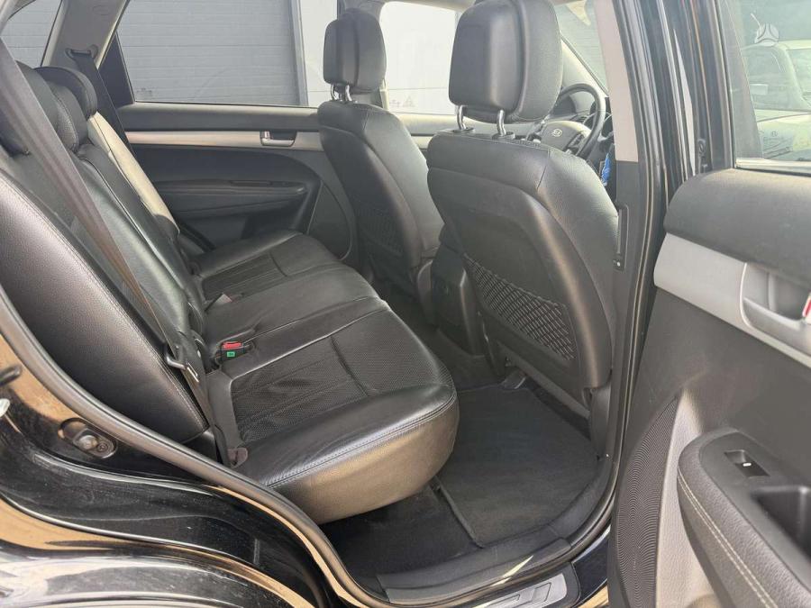 Black Kia Sorento 2011 in Vilnius, with an engine capacity of 2.20 L and mileage of 320 thousand km for 3800 €, photo 27 on AUTOMOTO.COM.LV