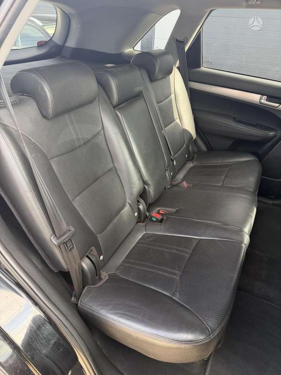 Black Kia Sorento 2011 in Vilnius, with an engine capacity of 2.20 L and mileage of 320 thousand km for 3800 €, photo 28 on AUTOMOTO.COM.LV