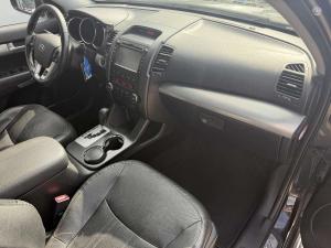 Black Kia Sorento 2011 in Vilnius, with an engine capacity of 2.20 L and mileage of 320 thousand km for 3800 €, photo 29 on AUTOMOTO.COM.LV