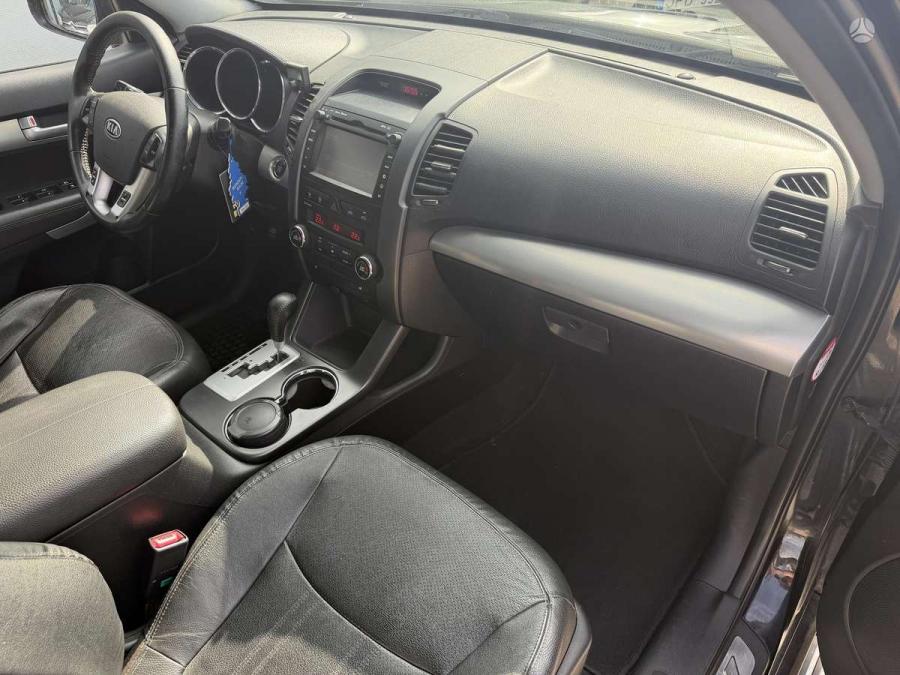 Black Kia Sorento 2011 in Vilnius, with an engine capacity of 2.20 L and mileage of 320 thousand km for 3800 €, photo 29 on AUTOMOTO.COM.LV