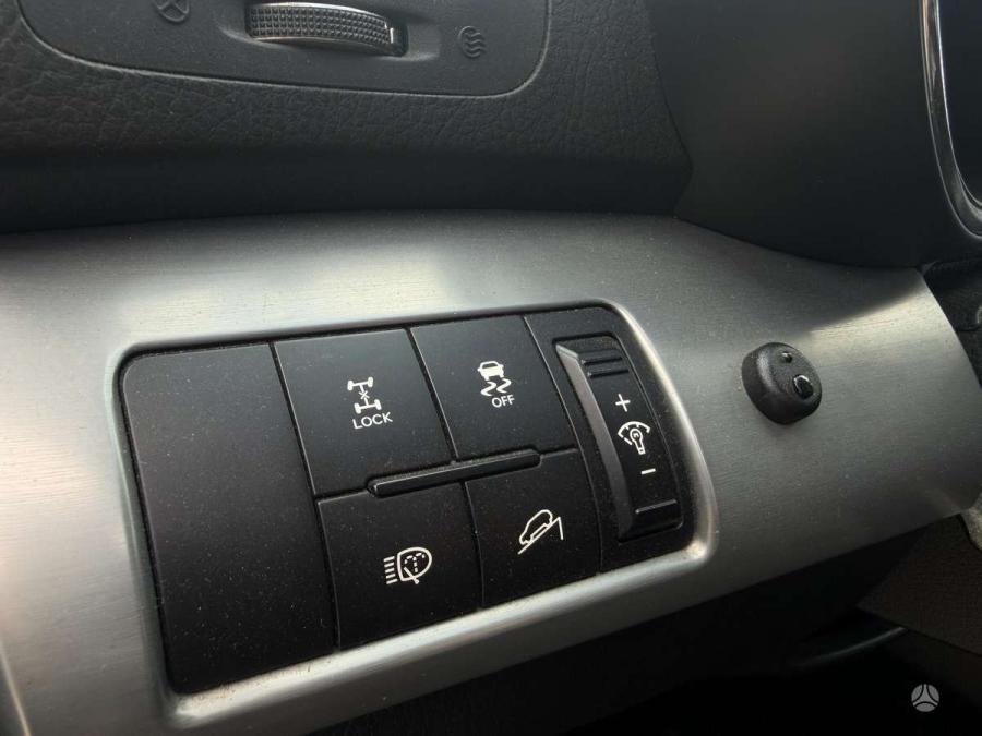 Black Kia Sorento 2011 in Vilnius, with an engine capacity of 2.20 L and mileage of 320 thousand km for 3800 €, photo 32 on AUTOMOTO.COM.LV