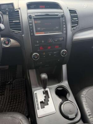 Black Kia Sorento 2011 in Vilnius, with an engine capacity of 2.20 L and mileage of 320 thousand km for 3800 €, photo 34 on AUTOMOTO.COM.LV