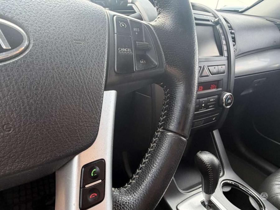 Black Kia Sorento 2011 in Vilnius, with an engine capacity of 2.20 L and mileage of 320 thousand km for 3800 €, photo 38 on AUTOMOTO.COM.LV