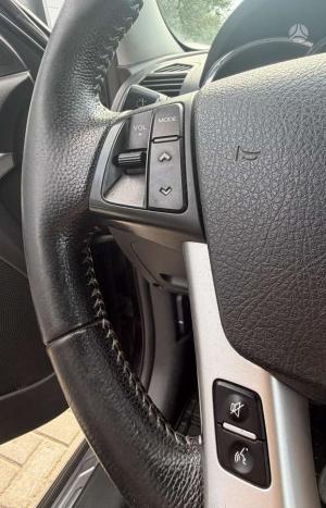Black Kia Sorento 2011 in Vilnius, with an engine capacity of 2.20 L and mileage of 320 thousand km for 3800 €, photo 39 on AUTOMOTO.COM.LV
