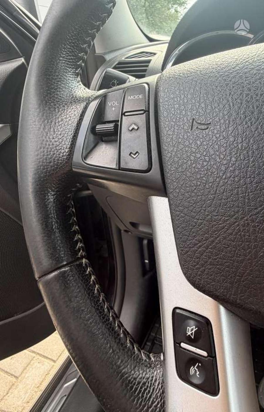 Black Kia Sorento 2011 in Vilnius, with an engine capacity of 2.20 L and mileage of 320 thousand km for 3800 €, photo 39 on AUTOMOTO.COM.LV