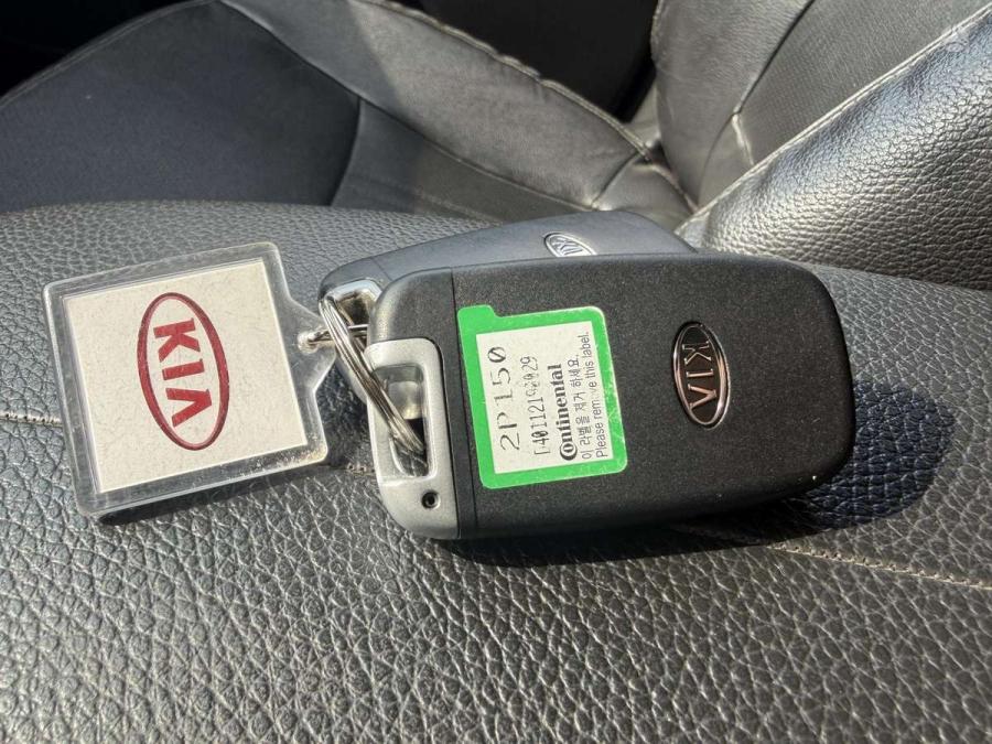 Black Kia Sorento 2011 in Vilnius, with an engine capacity of 2.20 L and mileage of 320 thousand km for 3800 €, photo 40 on AUTOMOTO.COM.LV