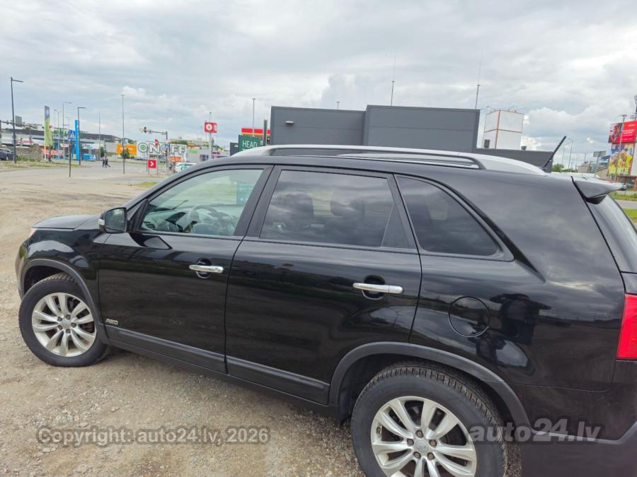 Black Kia Sorento 2011 in Tallinn, with an engine capacity of 2.20 L and mileage of 197 thousand km for 6500 €, photo 6 on AUTOMOTO.COM.LV