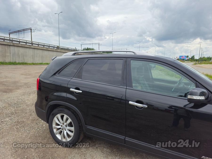 Black Kia Sorento 2011 in Tallinn, with an engine capacity of 2.20 L and mileage of 197 thousand km for 6500 €, photo 7 on AUTOMOTO.COM.LV