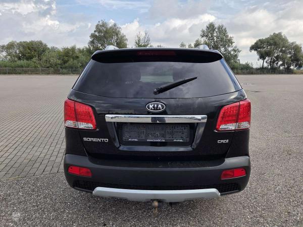 Black Kia Sorento 2011 in Marijampole, with an engine capacity of 2.20 L and mileage of 311 thousand km for 3950 €, photo 7 on AUTOMOTO.COM.LV