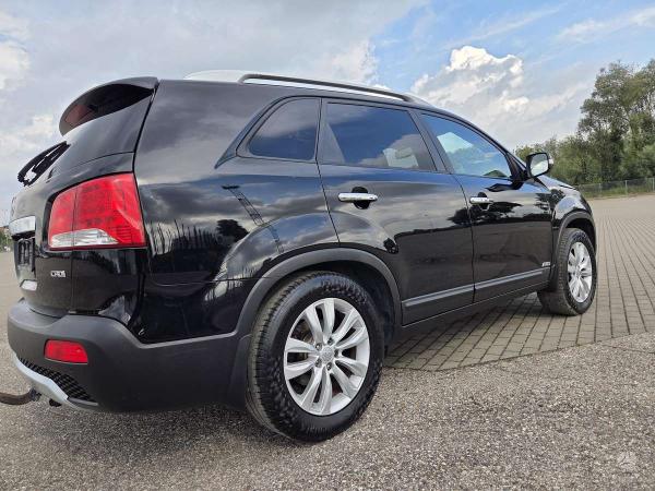 Black Kia Sorento 2011 in Marijampole, with an engine capacity of 2.20 L and mileage of 311 thousand km for 3950 €, photo 8 on AUTOMOTO.COM.LV