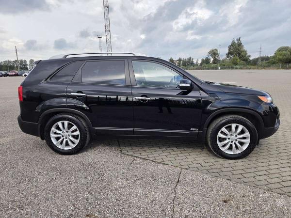 Black Kia Sorento 2011 in Marijampole, with an engine capacity of 2.20 L and mileage of 311 thousand km for 3950 €, photo 9 on AUTOMOTO.COM.LV