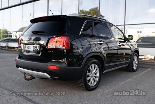 Black Kia Sorento 2011 in Tallinn, with an engine capacity of 2.20 L and mileage of 347 thousand km for 4999 €, photo 5 on AUTOMOTO.COM.LV