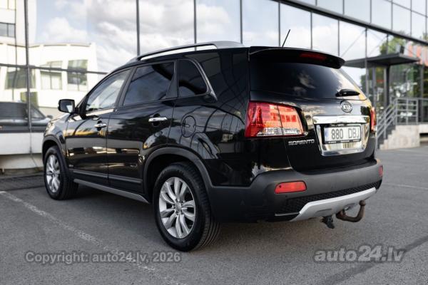 Black Kia Sorento 2011 in Tallinn, with an engine capacity of 2.20 L and mileage of 347 thousand km for 4999 €, photo 7 on AUTOMOTO.COM.LV