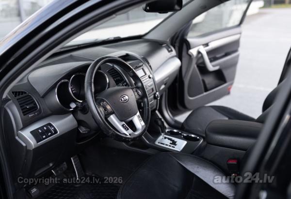 Black Kia Sorento 2011 in Tallinn, with an engine capacity of 2.20 L and mileage of 347 thousand km for 4999 €, photo 8 on AUTOMOTO.COM.LV