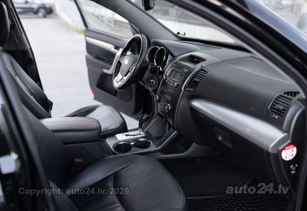Black Kia Sorento 2011 in Tallinn, with an engine capacity of 2.20 L and mileage of 347 thousand km for 4999 €, photo 9 on AUTOMOTO.COM.LV