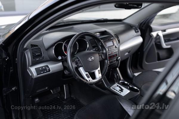 Black Kia Sorento 2011 in Tallinn, with an engine capacity of 2.20 L and mileage of 347 thousand km for 4999 €, photo 10 on AUTOMOTO.COM.LV