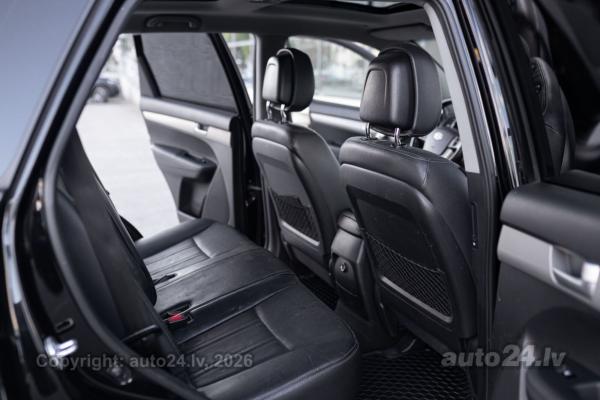 Black Kia Sorento 2011 in Tallinn, with an engine capacity of 2.20 L and mileage of 347 thousand km for 4999 €, photo 11 on AUTOMOTO.COM.LV