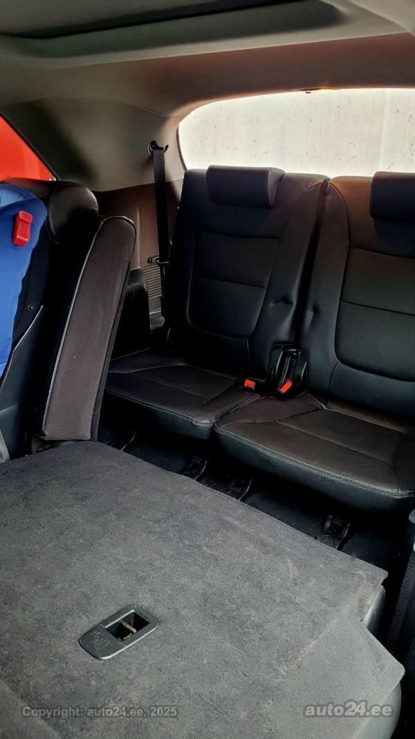 Black Kia Sorento 2012 in Tallinn, with an engine capacity of 2.40 L and mileage of 230 thousand km for 8900 €, photo 11 on AUTOMOTO.COM.LV