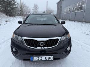 Black Kia Sorento 2012 in Vilnius, with an engine capacity of 2.20 L and mileage of 271 thousand km for 4500 €, photo 2 on AUTOMOTO.COM.LV