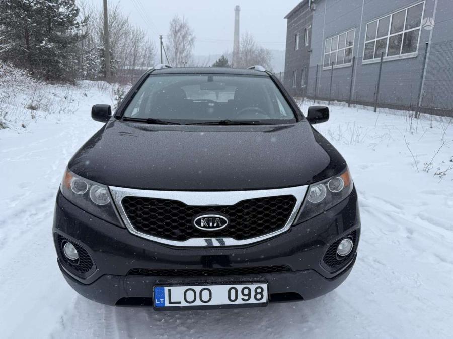 Black Kia Sorento 2012 in Vilnius, with an engine capacity of 2.20 L and mileage of 271 thousand km for 4500 €, photo 2 on AUTOMOTO.COM.LV