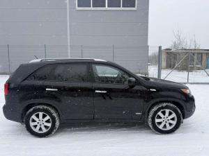 Black Kia Sorento 2012 in Vilnius, with an engine capacity of 2.20 L and mileage of 271 thousand km for 4500 €, photo 4 on AUTOMOTO.COM.LV