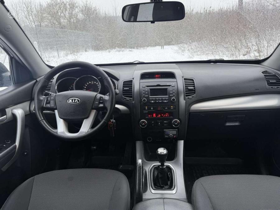 Black Kia Sorento 2012 in Vilnius, with an engine capacity of 2.20 L and mileage of 271 thousand km for 4500 €, photo 12 on AUTOMOTO.COM.LV