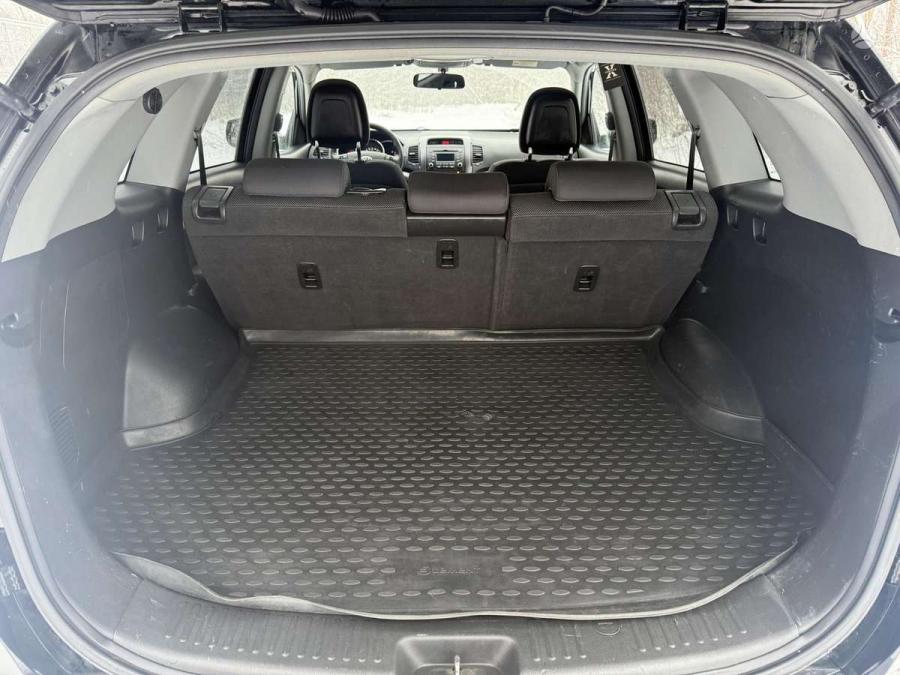 Black Kia Sorento 2012 in Vilnius, with an engine capacity of 2.20 L and mileage of 271 thousand km for 4500 €, photo 13 on AUTOMOTO.COM.LV