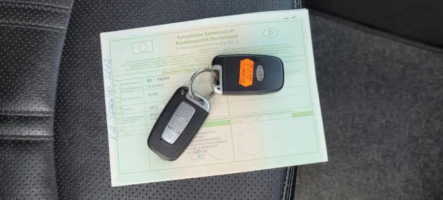 Black Kia Sorento 2012 in Riga, with an engine capacity of 2.20 L and mileage of 231 thousand km for 9200 €, photo 14 on AUTOMOTO.COM.LV